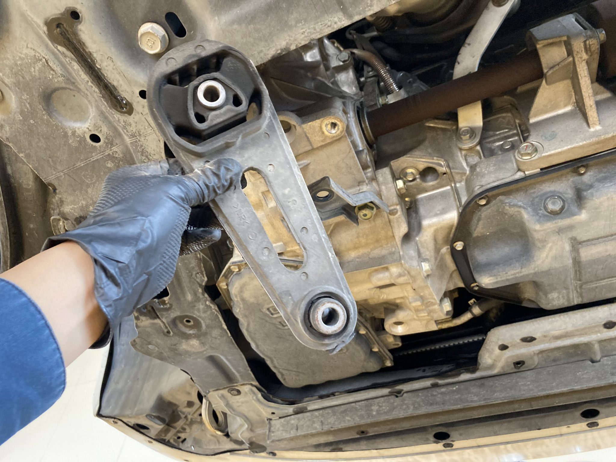 セレナ エンジンマウント交換 | 澤野自動車-yokomi.com